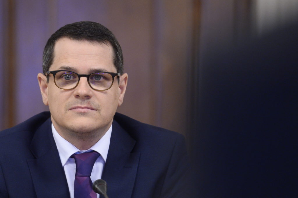 Eduard Hellvig. Statul şvaiţer şi soclul formei fără fond - Sorina Matei